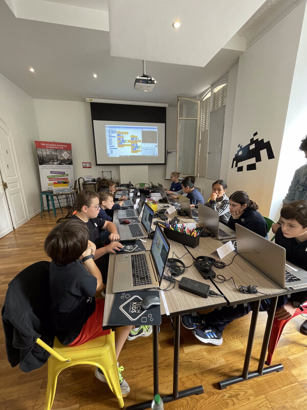 RS11204_IMG_7274-scr - Tech Kids Academy