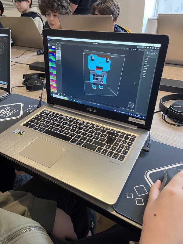 RS12148_IMG_0049-scr - Tech Kids Academy