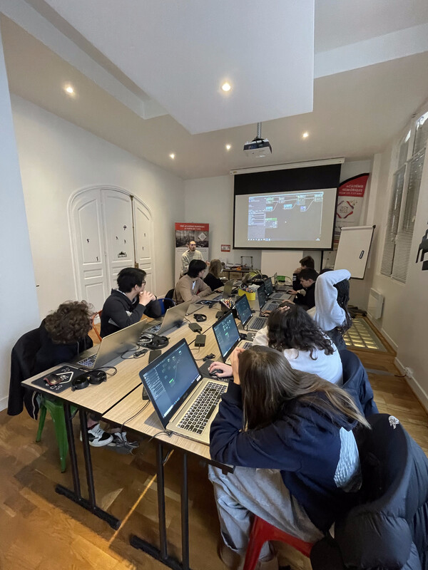 RS12210_IMG_9781-scr - Tech Kids Academy