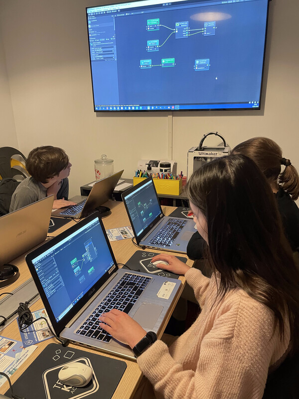 RS12277_IMG_9732-scr - Tech Kids Academy