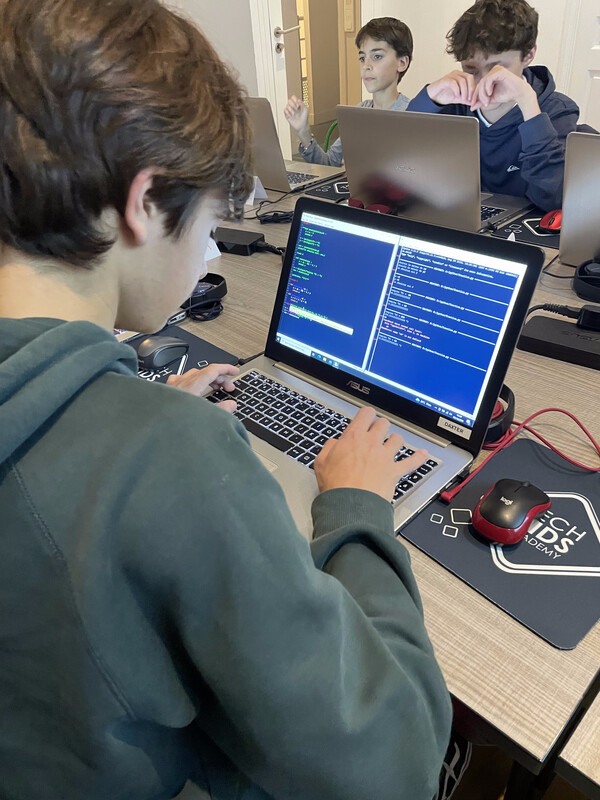 RS14755_IMG_5335-scr - Tech Kids Academy